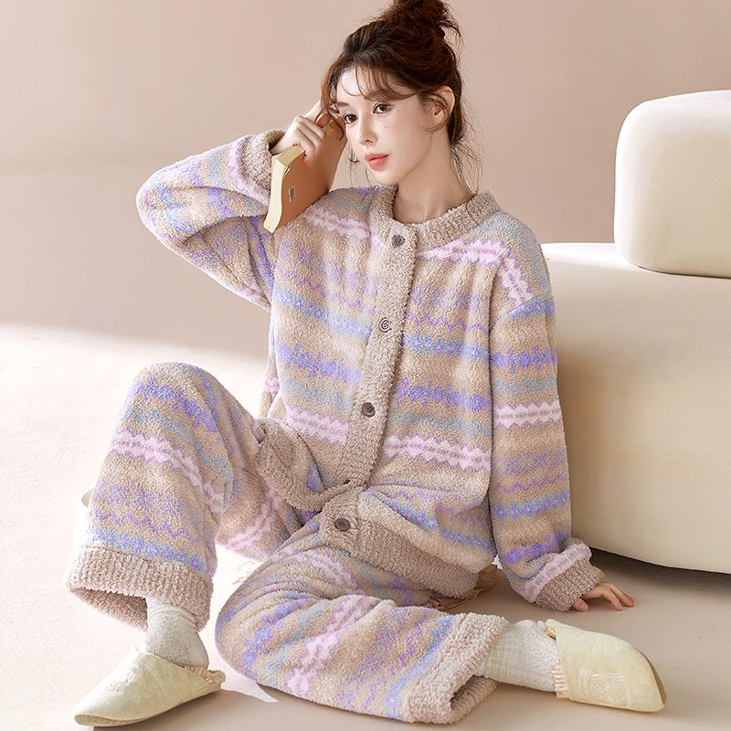 ベルト:&nbsp;いいえ袖丈:&nbsp;長袖パターン:&nbsp;ストライプ生産地:&nbsp;アダルト解像度:&nbsp;いいえ前立てタイプ:&nbsp;前立て襟型:&nbsp;クルーネックタイプ:&nbsp;パジャマセット季節:&n...