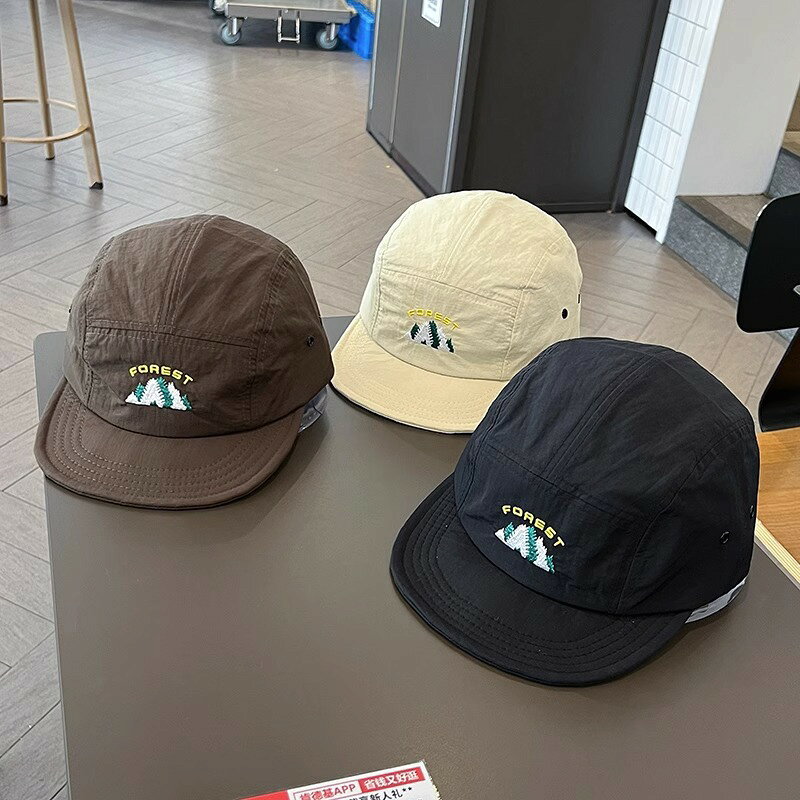 ・カテゴリ: キャップ・柄: 英字・帽頂スタイル: 丸型・つばスタイル: 短いつば・カラー展開: ブラック、オフホワイト、ブラウン・サイズ展開: 調整可能（頭囲54-59cm）・機能: 通気性、日よけ・スタイル: 通勤スタイル・加工: 機械刺繍