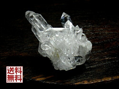 （小さなレインボーが見られます。クリアーで美しい結晶です。自然の偉大さを感じる個性的な一品です。天然石の王道！！ブラジル産の高品質の水晶ポイントです。守護石にぴったり。） 天然水晶クラスター。 太古の昔から様々な地域の人々に装身具や通貨とし...