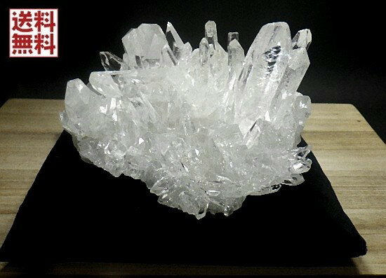 【仕入れ担当からのメッセージ】海外から直接買い付けた水晶です。透明感のある結晶が光を受けてキラキラしています。大小さまざまな結晶が バランス良く発達し品質の良いクラスターです。結晶の透明感は非常に良好で高品質の水晶です。コレクションにお勧め...