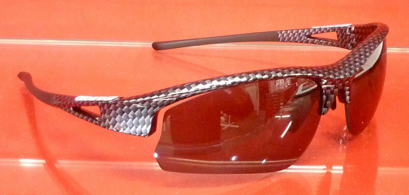【 QUAD (クアッド) 9001-Carbon 】 ▼仕様 ・生産国:日本 made in japan ・フレーム素材:TR-90LX ・レンズ素材:Impacto (※1) ・レンズコーティング: 表面 / 撥水ハードミラーコート 裏...