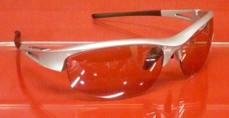 【 QUAD (クアッド) 9001-Silver 】 ▼仕様 ・生産国:日本 made in japan ・フレーム素材:TR-90LX ・レンズ素材:Impacto (※1) ・レンズコーティング:表面 / 撥水ハードミラーコート 裏面...