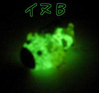 蓄光ガラス 携帯ストラップ　イヌ 太陽光や 蛍光灯の 「光」を吸収し、暗い場所で鮮明で美しい輝きを放ちます。 ご家庭でお使いの蛍光灯等で充分な発光が得られます。 ブラックライトにも強く蓄光します！ サイズ：約25mm前後（本体） 根付（紐）...