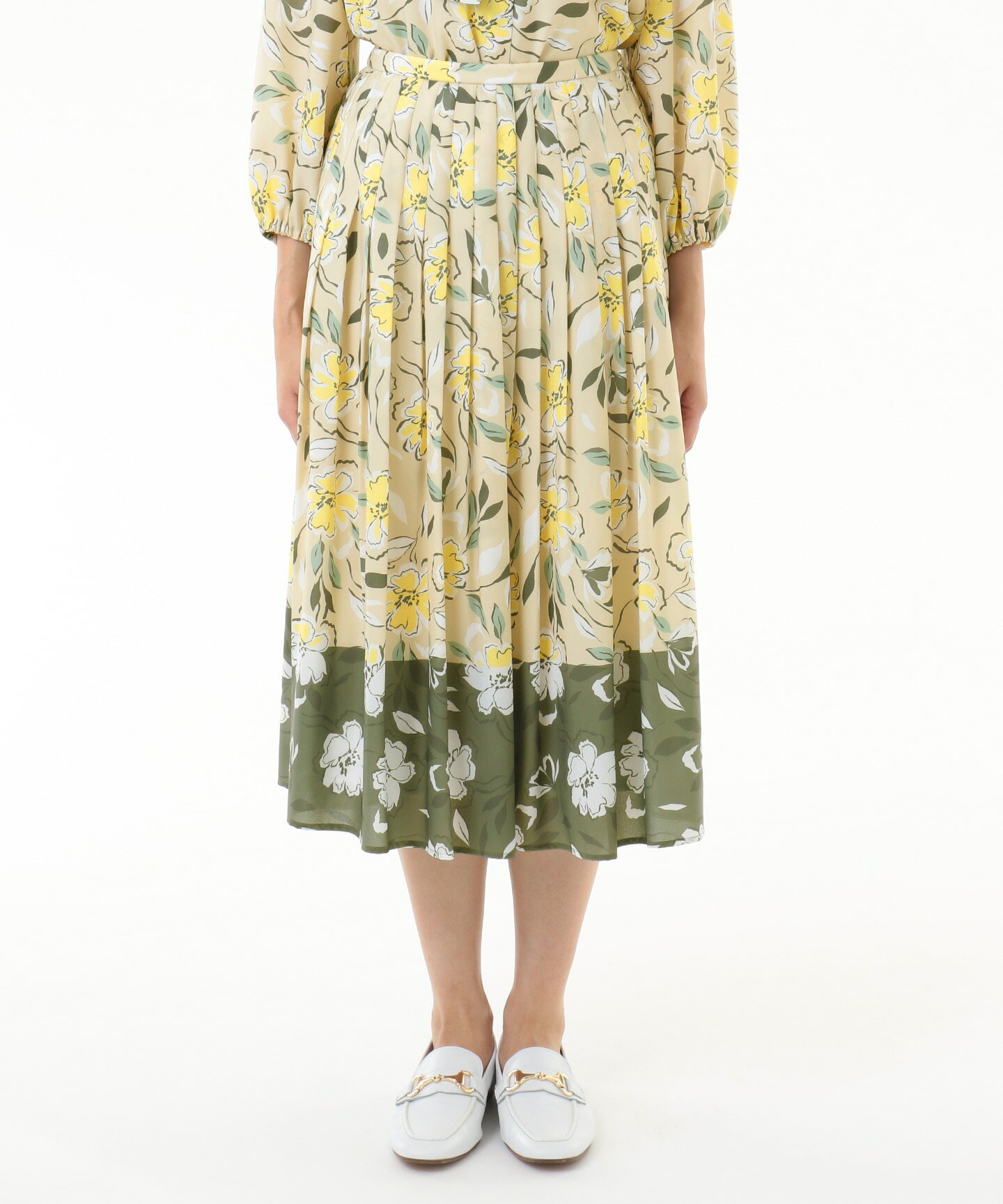 メーカー希望小売価格はメーカーサイトに基づいて掲載しています 流れるように描かれた上品顔のフラワーパターンに、清涼感のあるクリアーなカラーで纏められた華やかなスカート。裾を配色カラーで仕上げて甘さを抑えた、大人の女性が品良くご着用いただける...