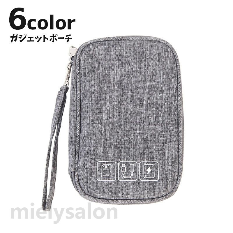 スマホやPC周辺の小物をまとめられるガジェットポーチです。 充電ケーブルやバッテリーなどスッキリ収納♪ 旅行や出張など、持ち運びにも便利なストラップ付き。 【サイズについて】 画像をご参照ください。 【カラーについて】 生産ロットにより柄の...