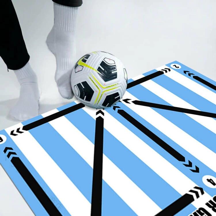 商品説明商品名サッカーマットは、自宅や室内でのサッカー練習を効果的にサポートするトレーニングマットです。このマットは90x60cmのサイズで、子供から大人、初心者から経験者まで幅広くお使いいただけます。マットをサッと丸めて、持ち運ぶことがで...