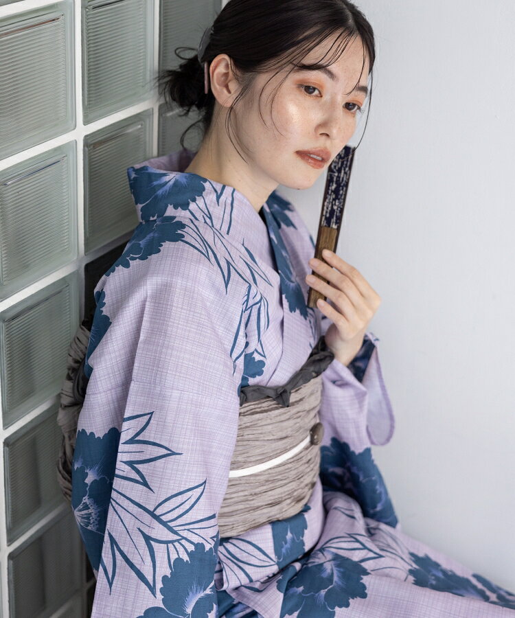 ー yukatakan grace 2026 recommended ー ■ゆかた館グレースのこだわり浴衣5点セット！ 浴衣＋帯＋下駄＋腰紐2本＋簡単着付けお手入れBOOK -point1- 伝統的な浴衣の図案に現代的な配色を施したオリジナ...