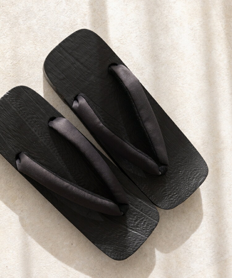 紳士用下駄 ■下駄台：桐 ■鼻緒：ポリエステル ■サイズ展開：M(25-26cm)　L(26-27cm) 【ATTENTION】 ※商品の特性上、多少のほつれや接着剤のはみ出しがある場合がございます。予めご了承ください。 ※柄部分は大きな生...