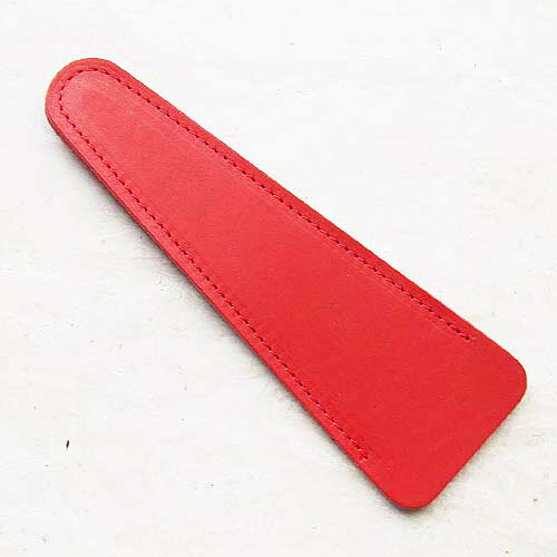 硬めの牛革製ハサミカバー。大切なハサミを守ります。 20～25 センチのハサミにお使いいただけます。 丈夫な硬めの牛革で、裁ちばさみ・ラシャばさみなどを安全に片付けることができます。色はディープレッドです。天然革素材ですので染めムラや皺、シ...