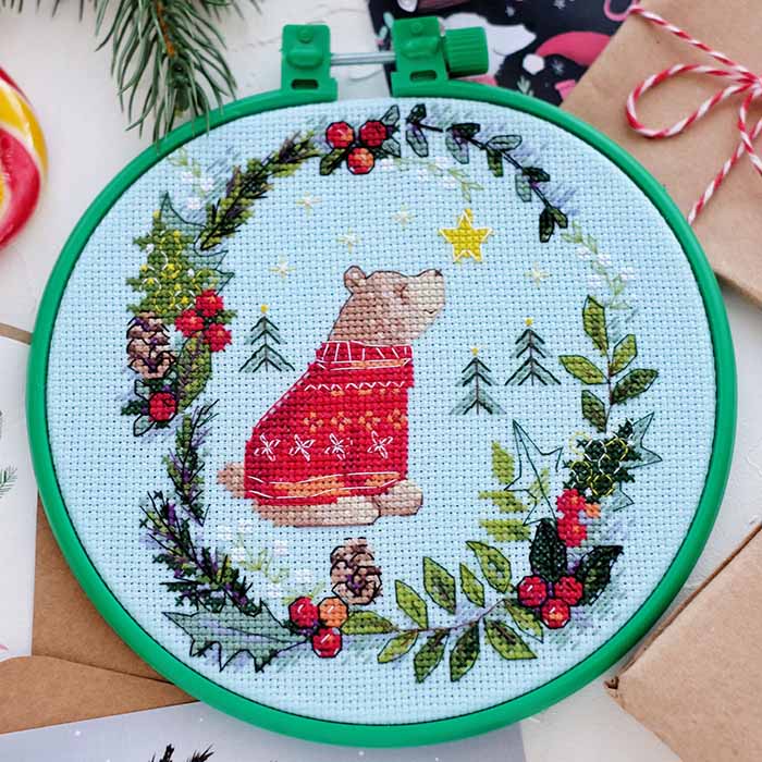 Abris Art のフープ付きクロスステッチ刺繍キットです。 刺繍布は Zweigart を使用しています。 ■作品サイズ（余白を含む）：17 × 17 センチ ■キット内容 ・フープ：19.5 × 18 センチ ・刺繍糸 ・刺繍布：無地...