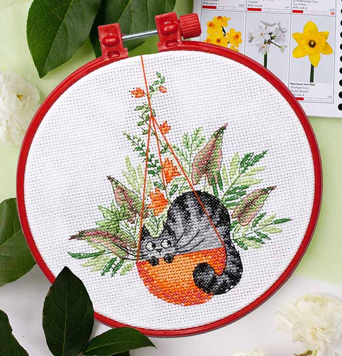 Abris Art のフープ付きクロスステッチ刺繍キットです。 刺繍布は Zweigart を使用しています。 ■作品サイズ（余白を含む）：17 × 17 センチ ■キット内容 ・フープ：19.5 × 18 センチ ・刺繍糸 ・刺繍布：無地...