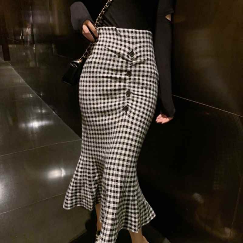 程よくタイトで美シルエットなマーメイドスカート。フロントにはボタンとギャザーを施し女性らしい印象を与えてくれます。ハイウエストでスタイルアップが期待できそう。着回ししやすい無地とチェック柄の2パターン展開です。色展開 モノトーンチェック柄 ...