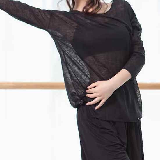 人可愛いロンT！フェミニンでシンプルなデザインが春夏の着こなしを格上げ。シースルー素材が抜け感を演出し、部活からリゾートまで幅広く活躍。着回し力抜群のベーシックカラーで、重ね着やレイヤードにもぴったり。トレンド感溢れるモダンデザインで、イン...