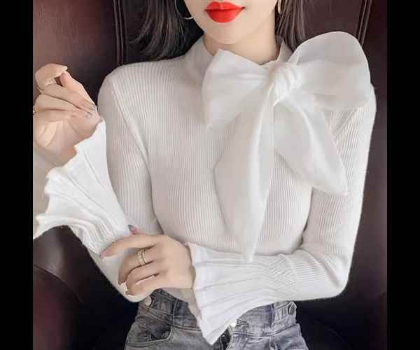 大きなリボンとベルスリーブがアクセントになった大人可愛い雰囲気の長袖ニットソー。体にフィットするタイトな作りなのでセクシーさもプラス。きれいめのボトムスと相性抜群。タイトなシルエットのボトムスを選ぶと女性らしさがより引き立ちます。色展開 ホ...