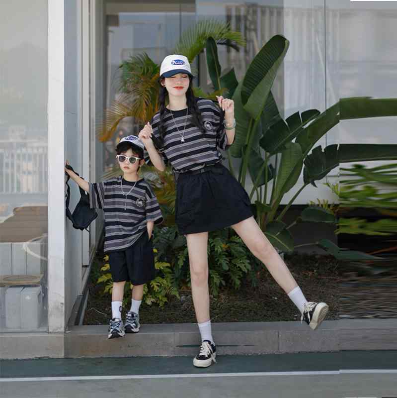 ・性別: ユニセックス・カテゴリ: 親子Tシャツ・対象: 親子・スタイル: カジュアル・主な素材: 綿98%・生地加工: 柔軟加工・柄: ストライプ・厚さ: 普通・デザイン要素: スポーツ、セットアップ、親子、欧米風・カラー展開: 赤ストラ...