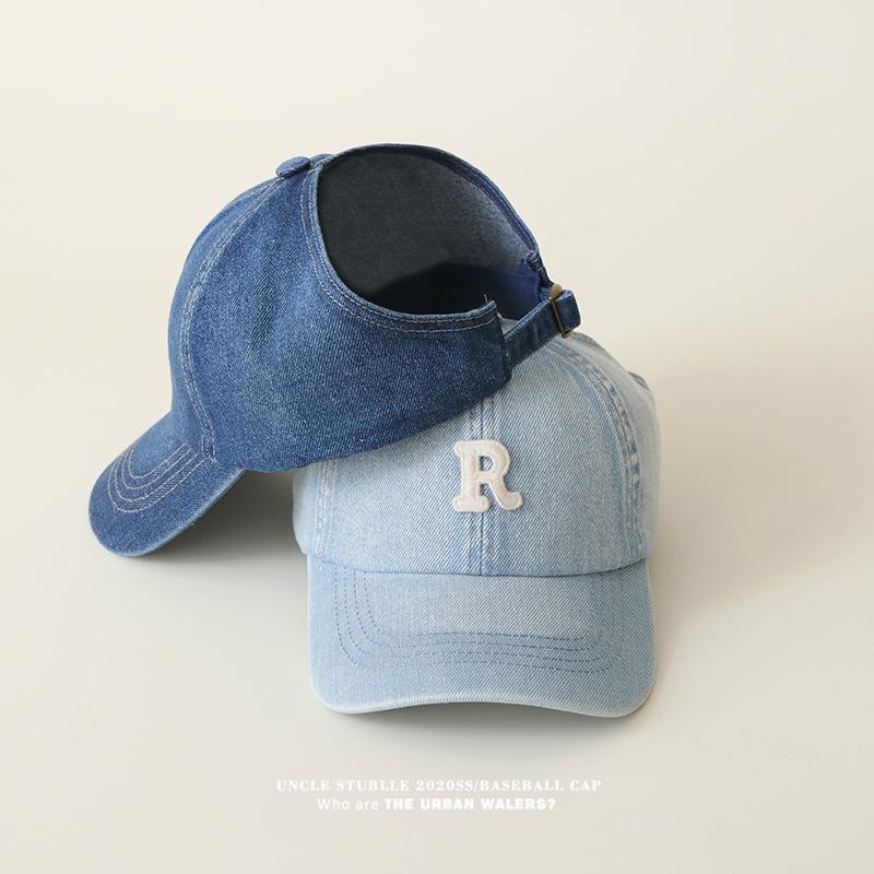 ・カテゴリ: ベースボールキャップ・スタイル: カジュアル、スポーツ、シンプル・主な素材: 綿100%・生地: デニム・柄: 英字・帽頂形状: 丸型・つば形状: 広め・カラー展開: ライトブルー、ダークブルー、ブラック・サイズ展開: フリー...