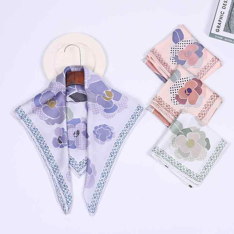 ・カラー展開: ブルー、グリーン、コーヒー、ブルーコーヒー ・サイズ: 約70x70cm ・主な素材: ポリエステル100% ・織り方: 平織り ・柄: 山茶花 ・形状: 正方形スカーフ ・加工: プリント ・スタイル: ベーシック、エレガ...