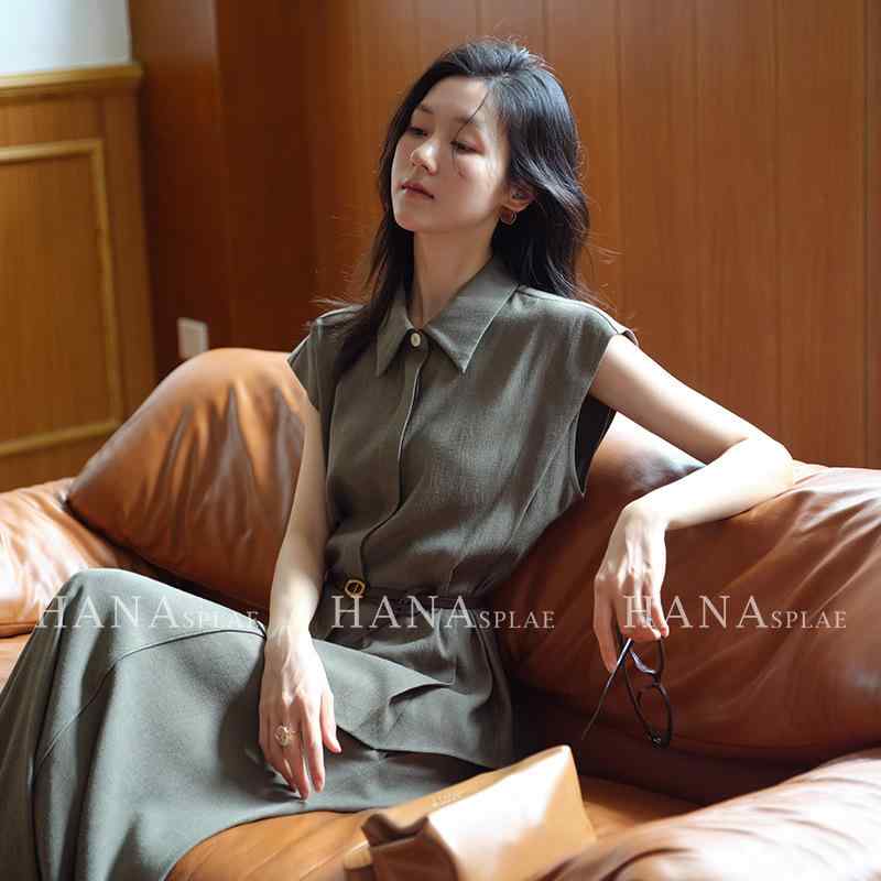 ・カテゴリ: シャツ・スタイル: エレガントカジュアル・素材構成: レーヨン約50〜70%、ポリエステル約30〜50%・ネックライン: ターンカラー・袖丈: ノースリーブ・柄: 無地・シルエット: ウエストシェイプ・丈: ミドル丈（約65c...