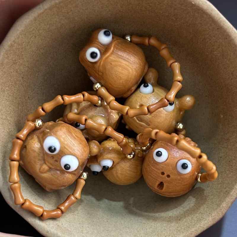 ・カテゴリ: 指輪、リング・素材: 木・デザイン: キャラクター・カラー展開: 呆れたカエル、蓮の葉カエル、口をすぼめたカエル、舌を出したカエル、叫びカエル、角付きカエル・対象: 男女兼用