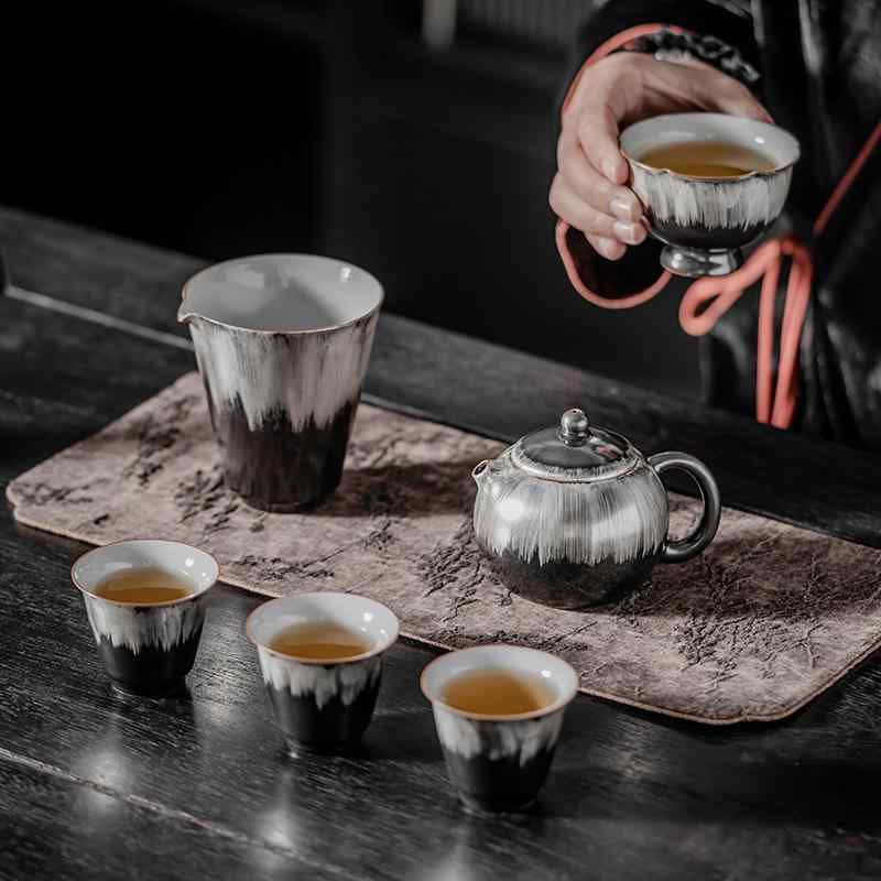・カテゴリ: 茶具セット・素材: 陶磁器・品名: 無極シリーズ 西施茶壺セット・表面加工: 青花（染付）・スタイル: ライトラグジュアリー、レトロ・利用シーン: 自宅・機能: 携帯可能、耐熱性・適正人数: 4人