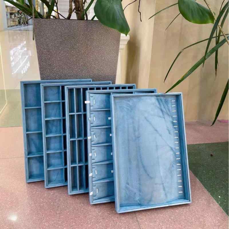 ・カテゴリ: ネックレス用トレイ、仕切り付きトレイ、個別収納トレイ、40個収納ブレスレット用トレイ・素材: ベロア・形状: 24x35cm 長方形トレイ・カラー展開: スカイブルー・層数: 1層・スタイル: ガーリー