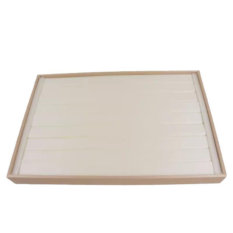 ・素材: 無垢材・バリエーション: 空トレイ（小型・中型・大型）、各種仕切りトレイ（4・6・8・12・15・18・24・28・40・64・90・100マス）、リング・ペンダント・ネックレス・ブレスレット用トレイ、透明ダストカバー、金縁タイプ...