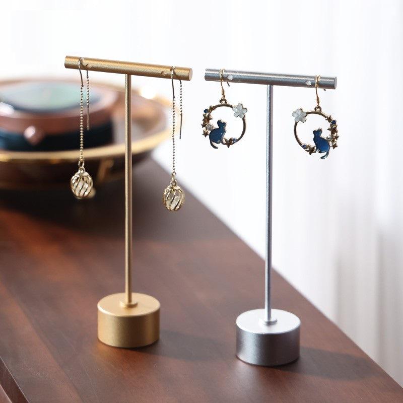 ・タイプ: 一体型・素材: 金属・設置タイプ: 卓上型・カラー展開: ゴールド、ブラック・サイズ展開: S、M、L、XL・形状展開: 斜め縁、丸底、六角底、扁平丸、小長方形底、正方形底、水滴型・層数: 1層・スタイル: 高級感