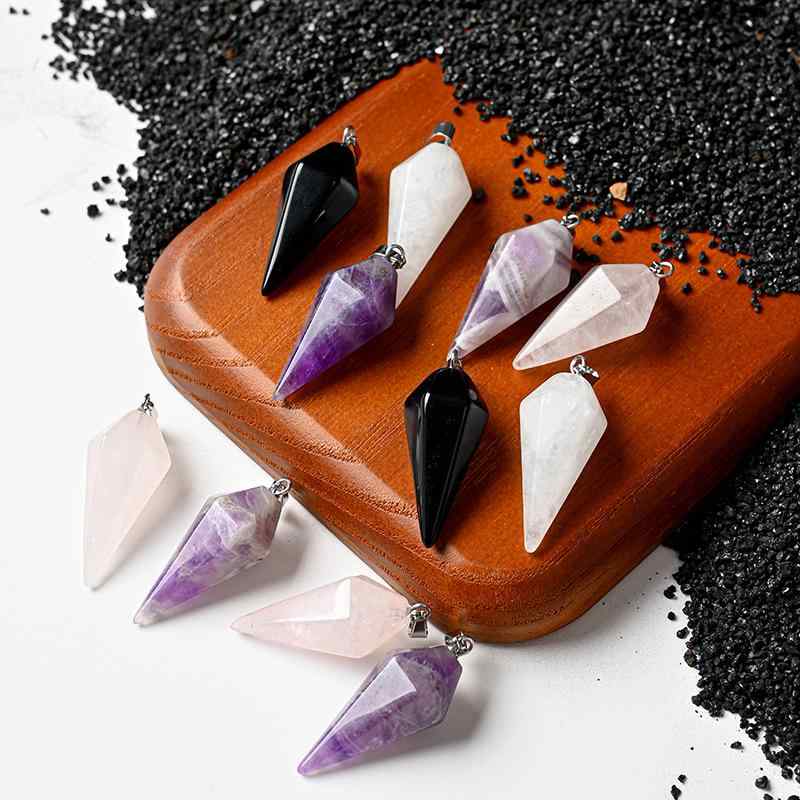 ・カテゴリ: ペンダント・主な素材: 水晶・加工方法: 研磨、ポリッシュ・カラー展開: ホワイト、ブラック、パープル、ピンク・サイズ: 約13×30mm・形状: 錐形・スタイル:
