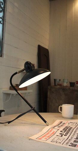 【送料無料】 アルル　デスクランプ Arles desk lamp商品の特徴モダンテイストに、どこか懐かしさを感じるレトロ感をミックスしたデザイン。アルル　デスクランプのご紹介です。コネクターや脚の一部に真鍮を使用。時間の経過とともに味わい...