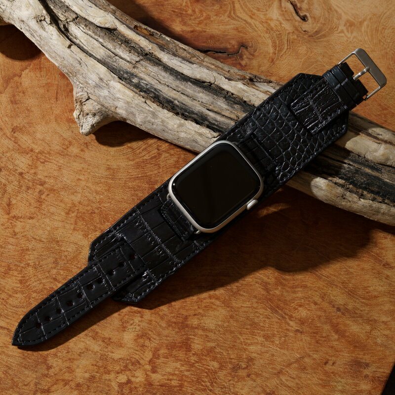 【商品説明】 圧倒的な存在感を放つ、クロコダイルレザーのApple Watch専用バンド（ワイドタイプ）。 深みのあるブラックが、手元に静かな高級感と力強さをもたらします。 素材には、タイの熟練タンナーが選び抜いたクロコダイルレザーを採用。...