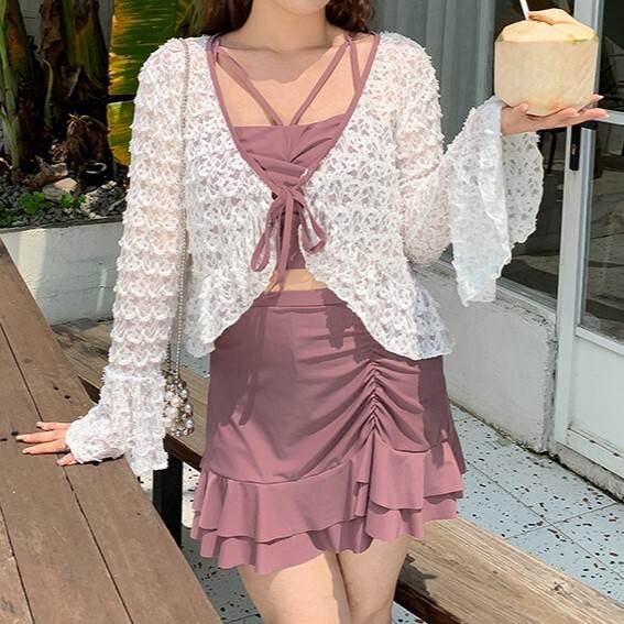 大人可愛いビキニの3点セット。水着としてはもちろん、ビーチやプールサイドでの羽織りとしても大活躍間違いなし！ノンワイヤーでパッド付きのブラトップは、着心地抜群です。さらに二の腕をカバーする長袖のレーストップスも付いているから、気になる部分も...