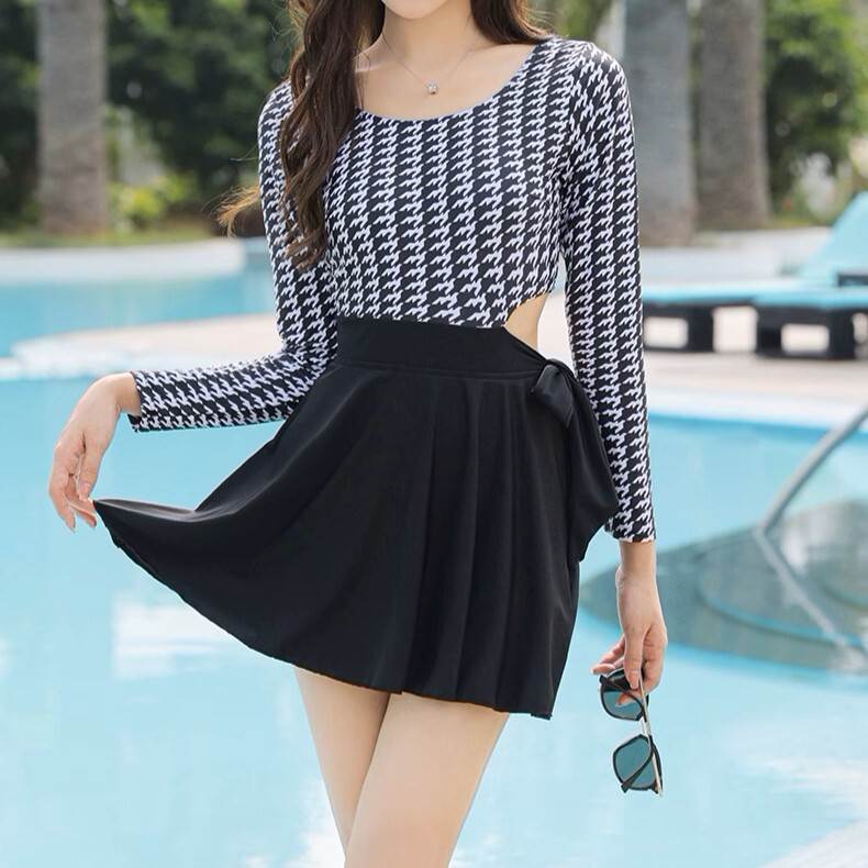 長袖でお洒落に紫外線対策と二の腕カバーもしてくれるスイムウェアセットです。背中の開いたデザインやスカートのリボンなど、モノトーンでスタイリッシュながら大人可愛い1着です。色展開 ブラックサイズ M L XL 2XLサイズ(cm)M /バスト...