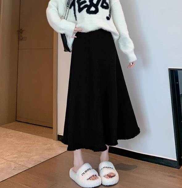 ロング丈でフレアなデザインが、大人可愛い雰囲気を演出。ウエストゴムで着心地も抜群です。色展開 ブラック アプリコット カーキサイズ S M L XLサイズ(cm)S /着丈 80 /ウエスト 62 /ヒップ 92M /着丈 80 /ウエスト...