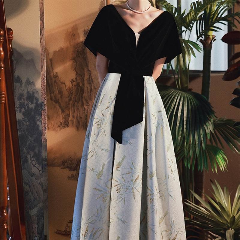 今風のデザインでセンス良く着こなせるロングドレス結婚式や晩餐会に舞踏会などの特別な日をロマンチックに仕上げてくれます。フォーマルな中にもいつもと違う自分を演出してくれるエレガントな1着となっています色展開 ブラックサイズ　XS　S　M　L　...