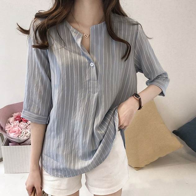 シンプルで上品なデザインが魅力のVネックプルオーバー。綺麗なラインを作る5分袖と、女性らしいフェミニンなシルエットが特徴です。ロングシーズン活躍するアイテムで、オフィスやデート、イベントなど様々なシーンで着用できます。ストライプ柄がさりげな...