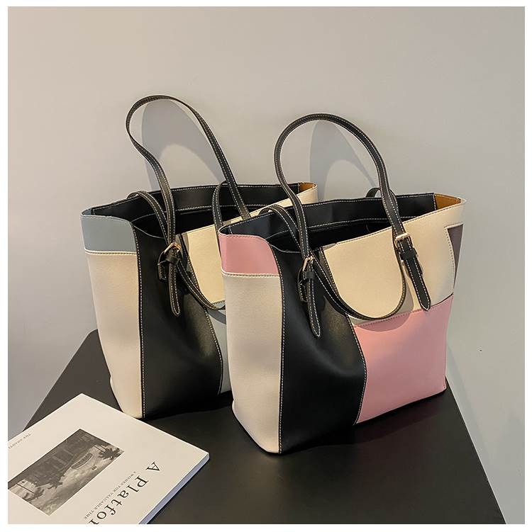 このバッグは、シンプルで上品なデザインが特徴。どんなスタイルにも合わせやすく、幅広いシーンで活躍します。肩掛け、手さげ、斜め掛けなど、様々なスタイルで使えるので、便利な一品です。「そのバッグ、どこの」と言われる存在感と、使いやすさを兼ね備え...