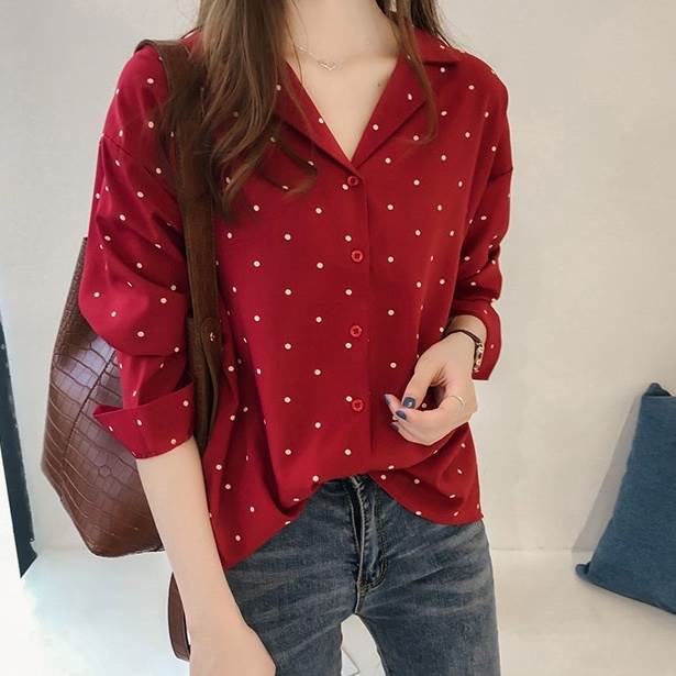 キュートでレトロなデザインが魅力の長袖シャツ。ポロカラーとストレートなシルエットが大人可愛く、女性らしい雰囲気を演出します。シンプルでカジュアルな着こなしにぴったりな一枚です。ドット柄があなたのスタイリングに遊び心をプラスしてくれます。色展...