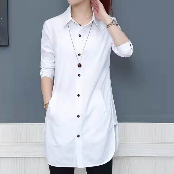 シャツとしても着用可能な、丈長デザインのトップスが登場しました。襟付きのポロカラーが上品な印象を与え、ストレートシルエットが都会的でクールな雰囲気を演出します。シンプルでカジュアルなデザインなので、オフィスやビジネスシーンはもちろん、お出か...