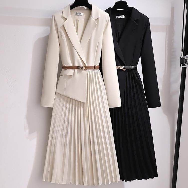 このワンピーススーツは、洗練されたデザインが魅力の一品で、春秋のフォーマルシーンにぴったりなアイテムです。長袖の襟付きデザインとスリムなシルエットが女性らしさを引き立て、プリーツのアクセントとウエストマークのベルトが、スタイルアップを叶えま...