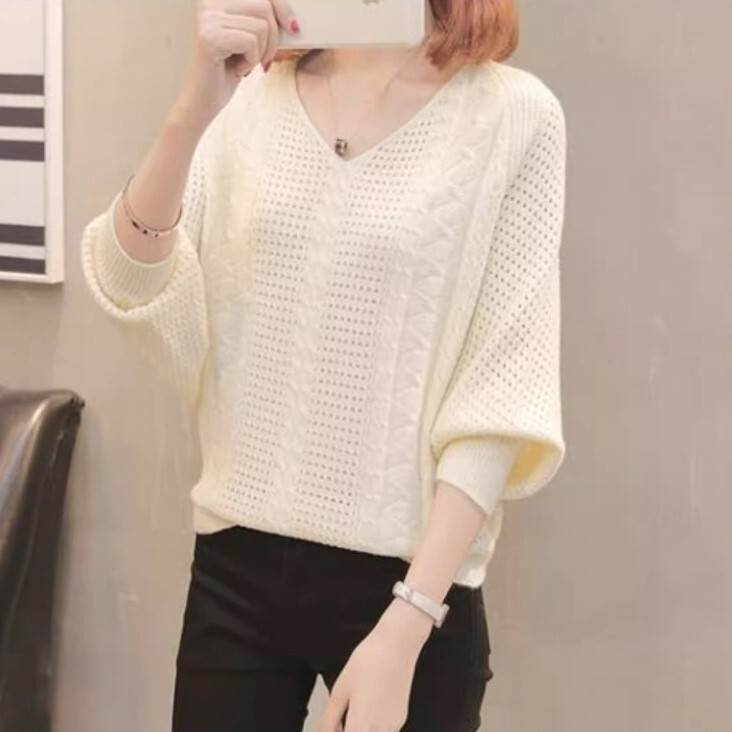 レトロな雰囲気が魅力の透かし編み切り替えニットです。Vネックと透け感が女性らしく、大人可愛いきれいめファッションを楽しめます。体型カバーにもなる7分袖ドルマンスリーブで自然に二の腕や体のラインをカバーしながらこなれ感のある着こなしに。普段使...