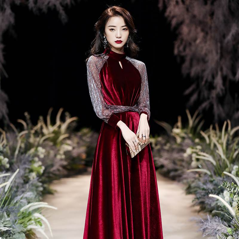 華やかな場面で輝きたいあなたにおすすめのドレスワンピース。パーティーや二次会、披露宴などで主役級の存在感を放つこと間違いなしです。ハイネックでスリムなシルエットが女性らしさを引き立て、ウエストマークで脚長効果もばっちり。色展開 レッドサイズ...