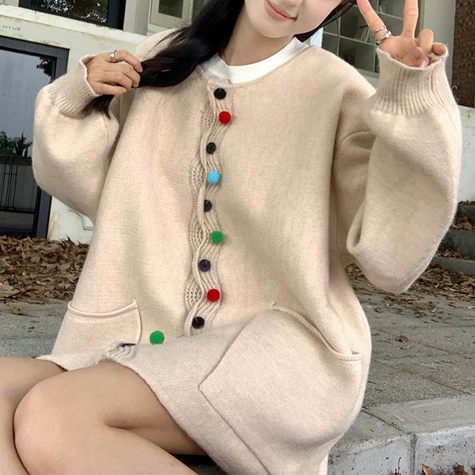 フェミニンな雰囲気漂う、オーバーサイズニットカーディガンが登場しました。ドロップショルダーでゆとりのあるシルエットが、カジュアルな中にも女性らしさを引き立てます。前開きなので羽織りやすく、カラフルなボタンが気分を上げてくれます。柔らかい肌触...