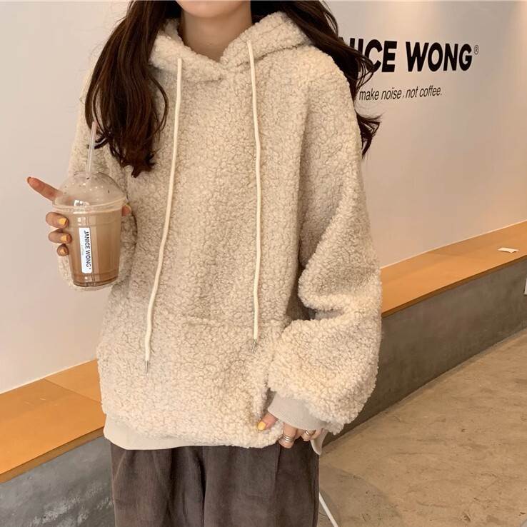 全体のもこもこと耳のついたフードが暖かみがあり可愛い長袖フーディーです。パンツにもスカートにも合わせやすく、大人可愛いカラー展開の冬のコーディネートにぴったりの1着です。色展開 アプリコット ピンク グレー イエロー ブラックサイズ M L...