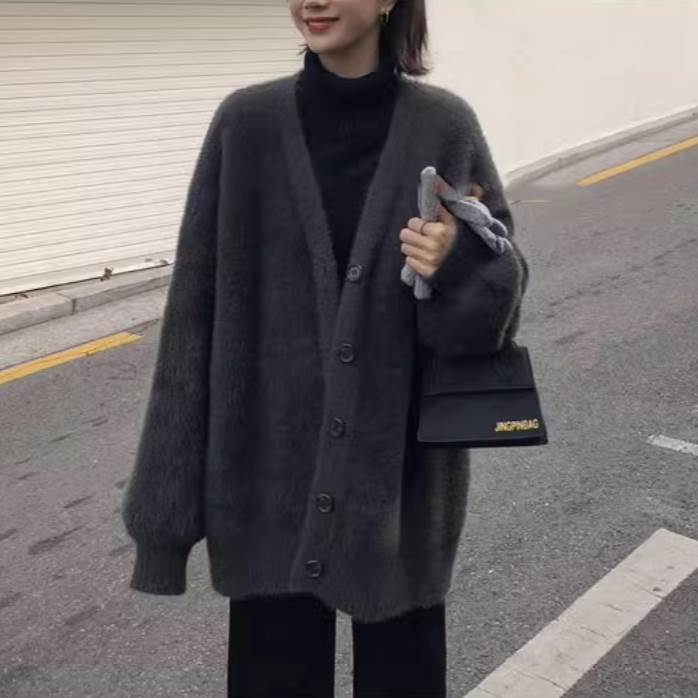 ふわふわとした生地とゆったり感がお洒落な長袖ニットカーディガンです。シンプルなカラーで、特別な日のお出掛けやデイリー使いなど着回しに便利な1着です。色展開 グレー アプリコットサイズ フリーサイズサイズ(cm)フリーサイズ /バスト 120...