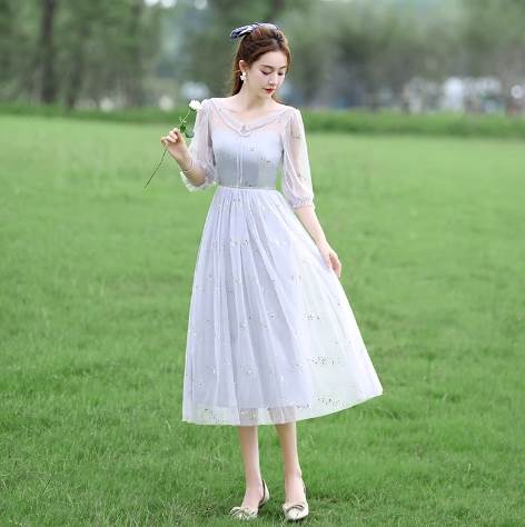 フレアなシルエットが女性らしさを引き立て、チュールが華やかさを演出します。透け感のあるデザインが大人可愛く、存在感を放つワンピースです。色展開 ライトグレー ブルー ピンク グリーンサイズ L XL 2XLサイズ(cm)L /着丈 115 ...