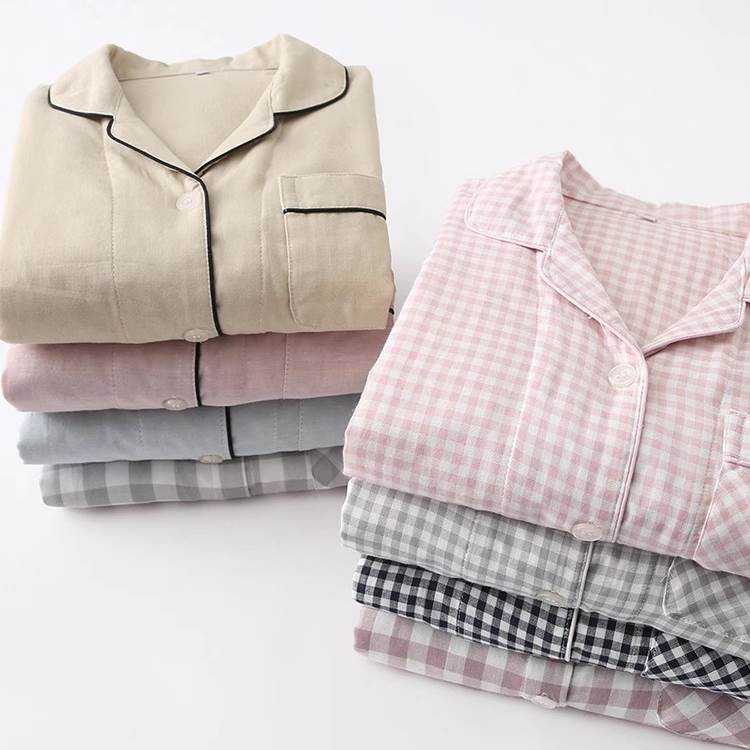 心地よさとスタイルを両立したレディースパジャマ。長袖のベーシックなデザインと肌触りのよい柔らかな素材で、春秋のリラックスして過ごしたいおうち時間にぴったりです。襟付きの仕上がりが上品で清楚な印象を与えます。カラーや柄のデザインも豊富ですが、...