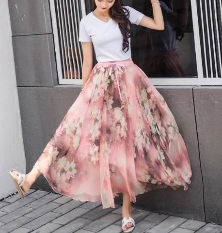 透け感のある素材と花柄プリントが女性らしさを引き立てます。フレアシルエットで軽やかな動きを演出し、着るだけで華やかな存在感を放ちます。色展開 ピンク グレー ブルー グリーン ブラックサイズ M L XLサイズ(cm)M /着丈 88 /ウ...