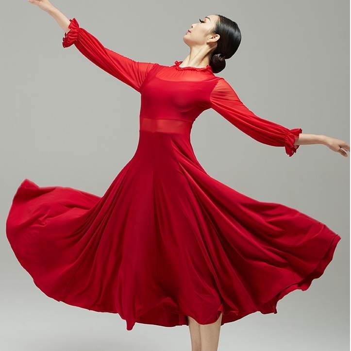 フレアなAラインが女性らしいシルエットを演出し、細身のデザインがスリムな印象を与えます。フリルや透け感が可愛らしさを引き立て、シンプルでありながらも大人可愛いスタイルを演出します。主役級の存在感と抜け感を演出し、セクシーで華やかな雰囲気を演...