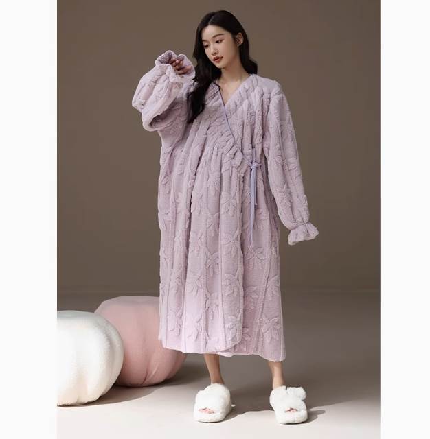 寒い季節にぴったりのモコモコルームウェアが登場！秋冬の寒さからあなたを守ります。ふんわりとした肌触りの素材で作られたパジャマは、お部屋でのリラックスタイムを演出してくれること間違いなし。着心地の良さだけでなく、可愛いデザインも魅力。サイズ展...