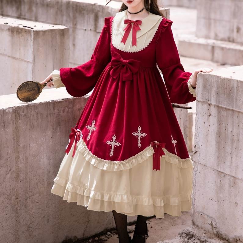 異国風の魅力が詰まったコスプレドレスです。長袖のフリルスカートと丸襟デザインが、大人可愛い印象を与え、どんなイベントでも注目を集めます。ウエストマークとリボンタイがスタイルアップをサポートし、レトロでガーリーな雰囲気を演出。シンプルな無地デ...